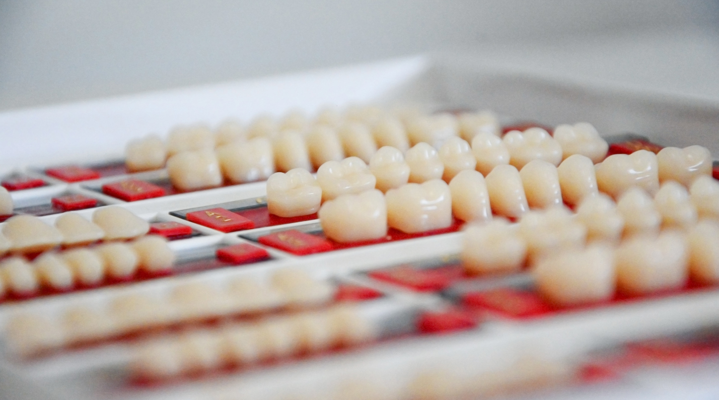 Dientes acrílicos: Consejos para encontrar el color y el nivel de ...